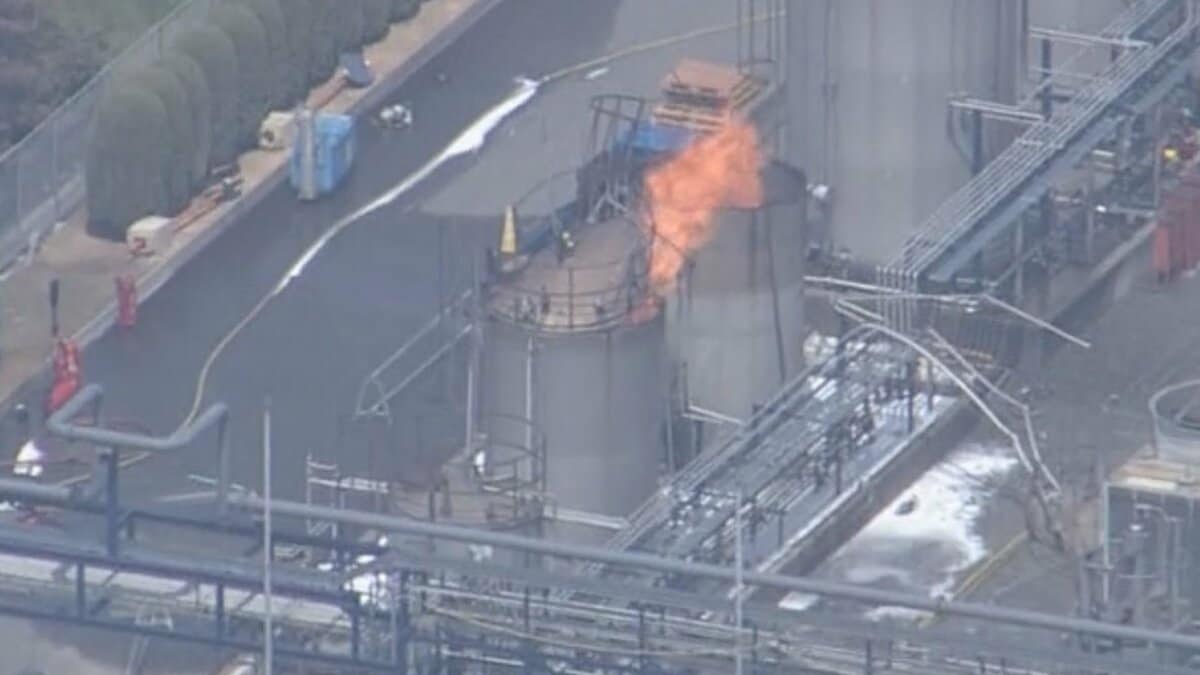 【速報】「タンクが爆発した」工場の火事で少なくとも5人がけが 重傷者がいるとの情報も タンク内のエタノールが燃えたか 泡消火剤なども使い約3 ...