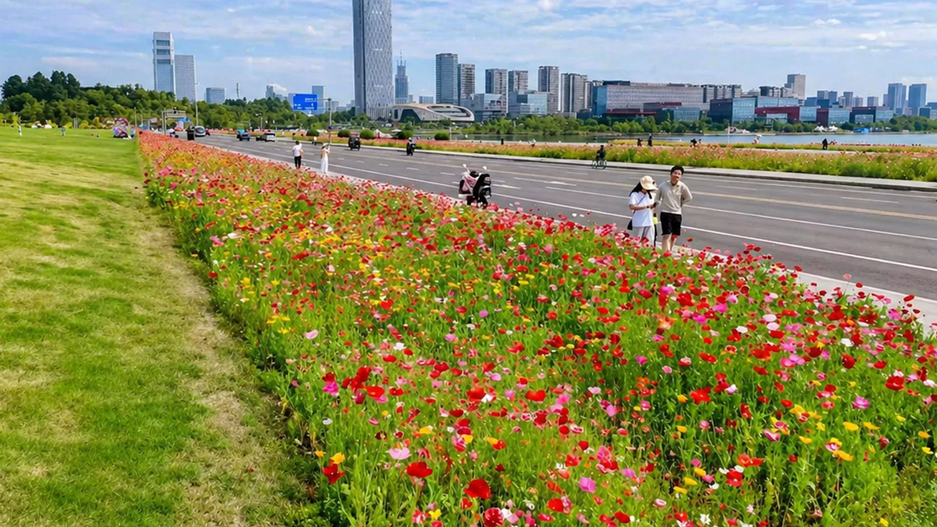 চীনের এই রাস্তা শহরের রাস্তার চেয়ে বাগানের মতো বেশি লাগে