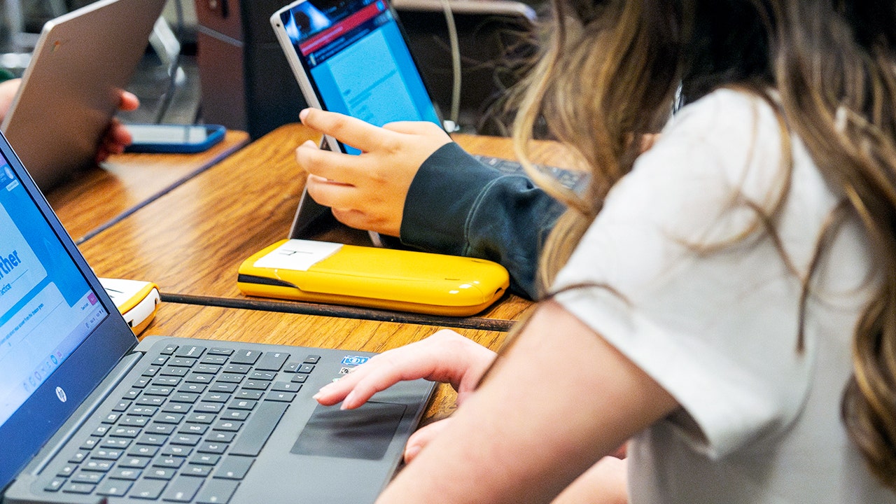 Study finds more AI praise for Black students, softer treatment of females
