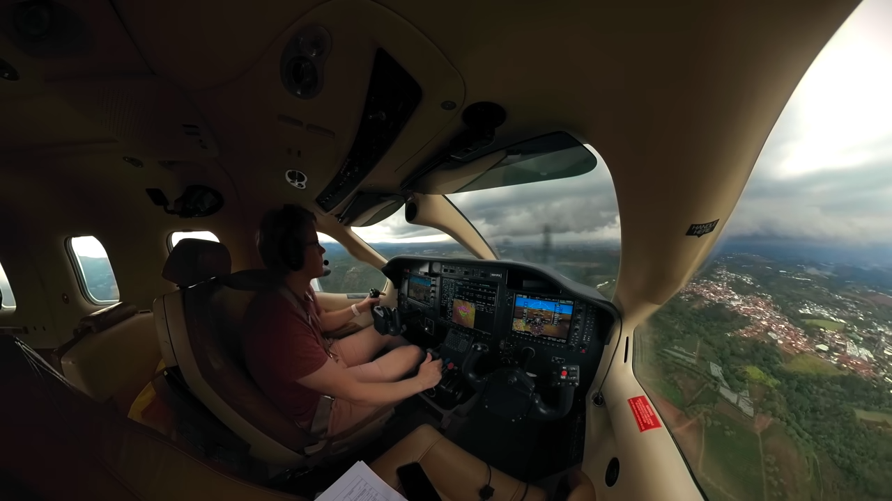Watch a pilot navigate through dense tropical clouds - "Limited sight"