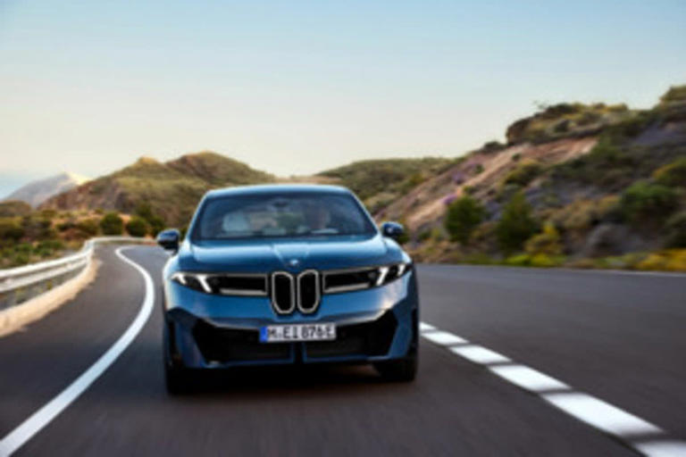 BMW iX3 사전예약 시작... 800V·805km 주행, 전기 SUV 판 흔들까