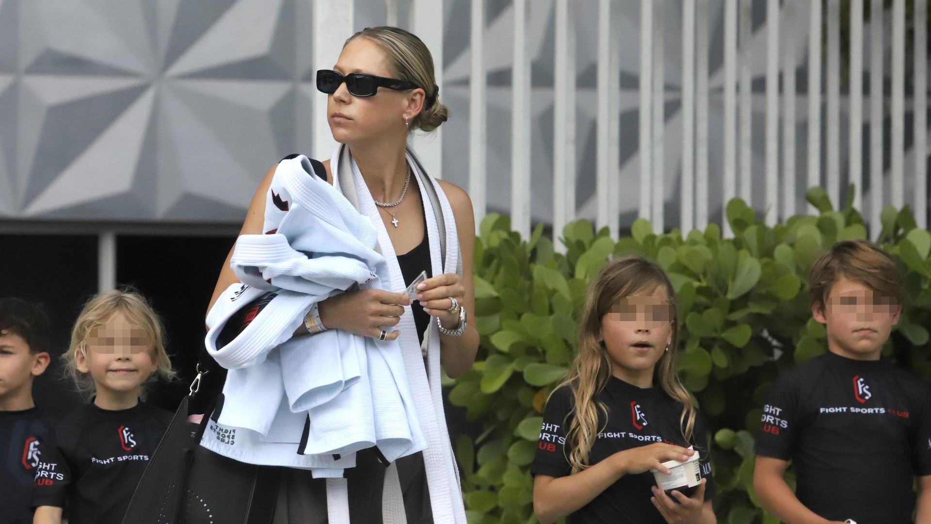 El momento 'Karate Kid' de Nicholas, Lucy y Mary, hijos de Anna ...