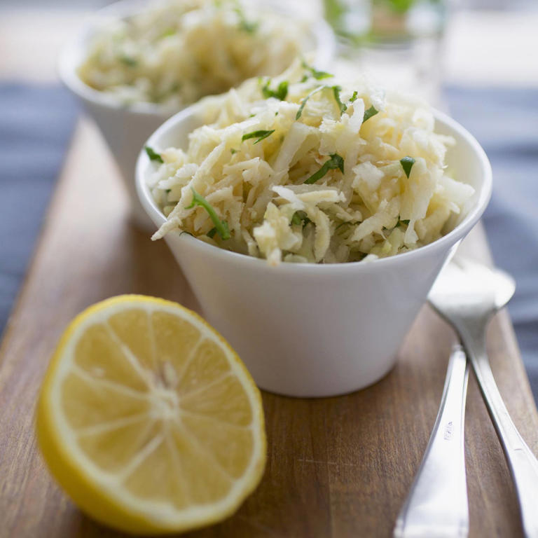 Friss karalábésaláta citromos öntettel: ropogós és nagyon finom