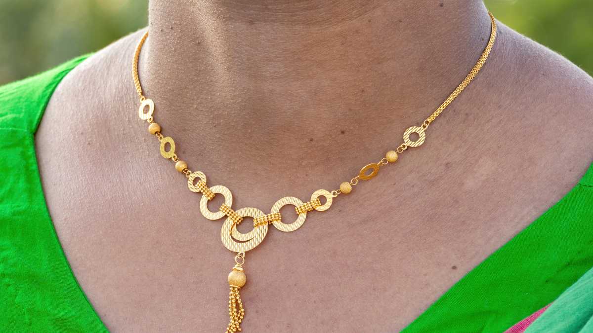 An uninvited woman came to my wedding with the exact locket my mom was ...