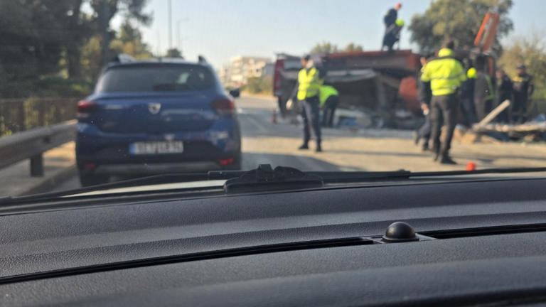 Τεράστιο μποτιλιάρισμα στη Βουλιαγμένης μετά από ανατροπή φορτηγού ...