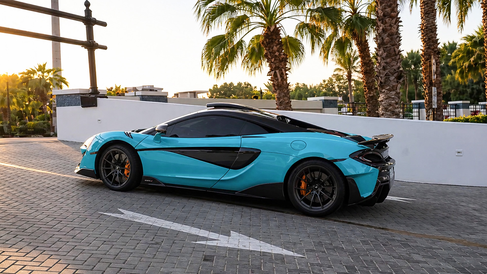 McLaren 600LT rijdt met miljonair Dubai binnen