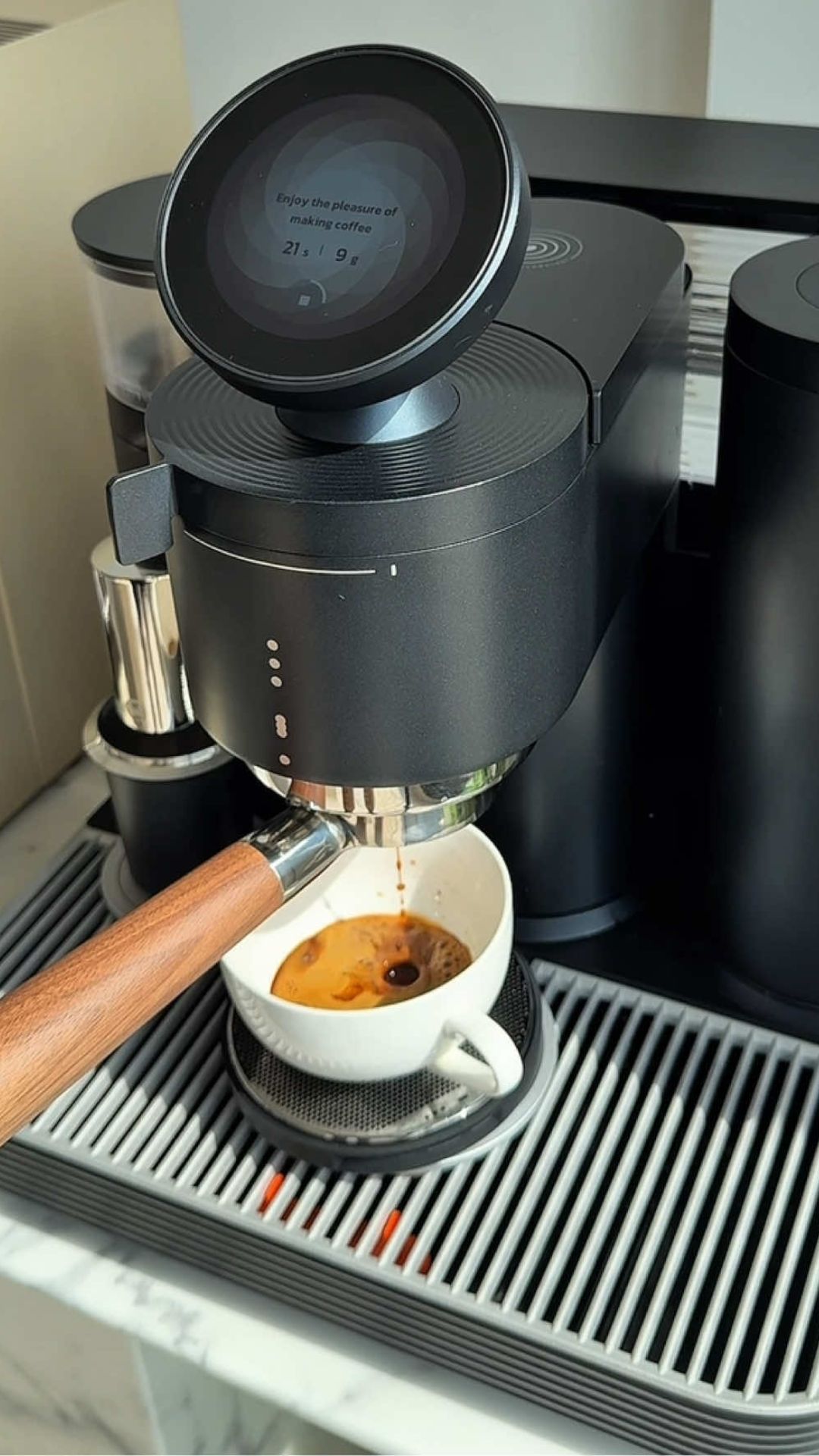 Making a perfect Spanish latte with Meraki espresso machine