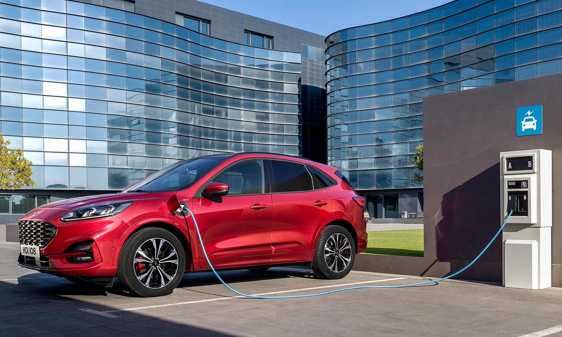 Plug-in hybrid cars cost £4,000 more than a fully-electric equivalent