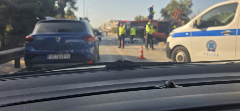 Τεράστιο μποτιλιάρισμα στη Βουλιαγμένης μετά από ανατροπή φορτηγού ...