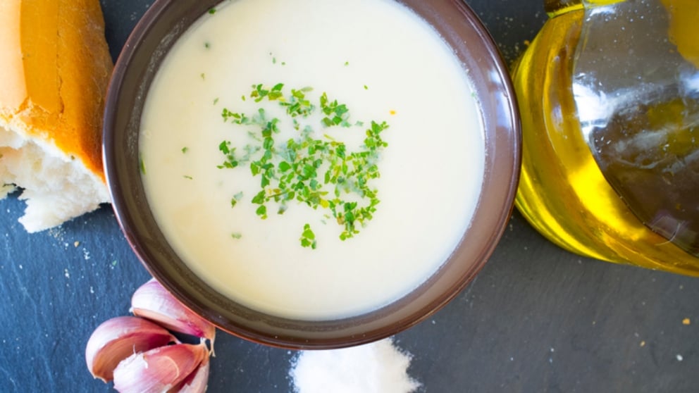 Ajo blanco: la receta original malagueña con almendras y uvas