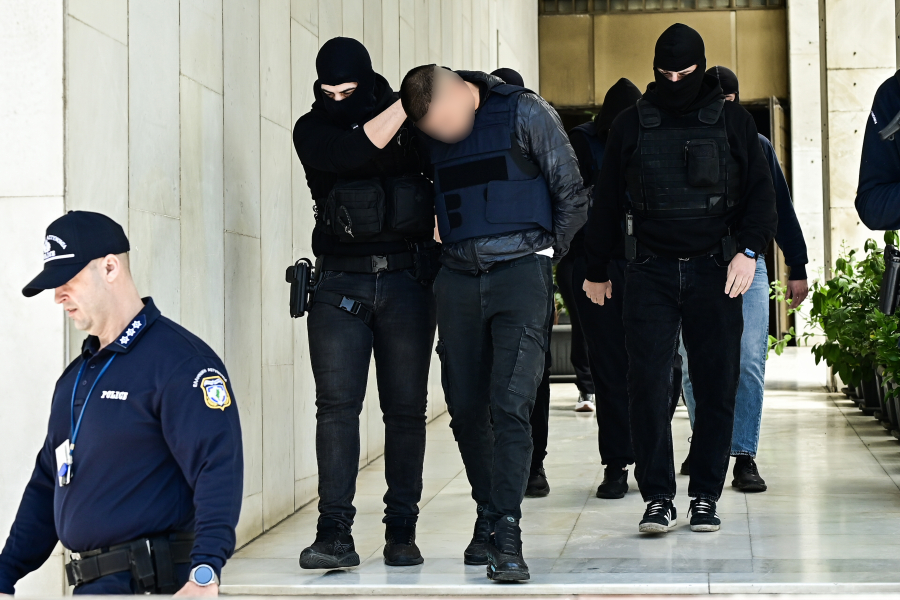 Άγιος Δημήτριος: Στο Ναυτοδικείο Πειραιά σήμερα ο 20χρονος που σκότωσε ...
