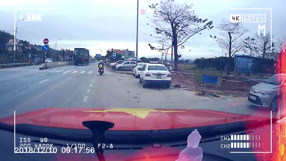 A giant boulder missed this car by seconds - Caught on camera