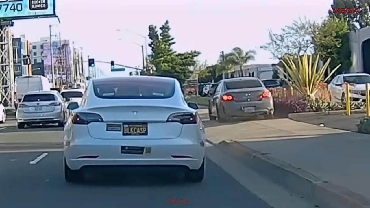 Driver in Infiniti cruises down the sidewalk like it’s a street