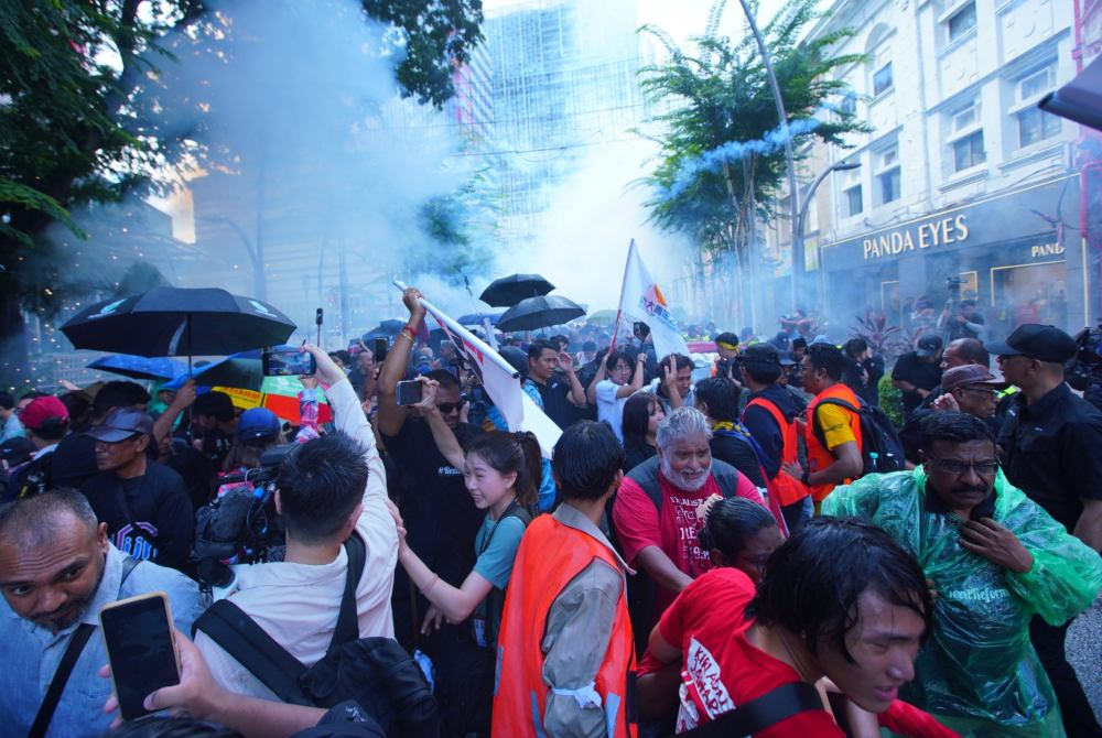 Police on the hunt for fireworks culprit after 'Tangkap Azam Baki ...