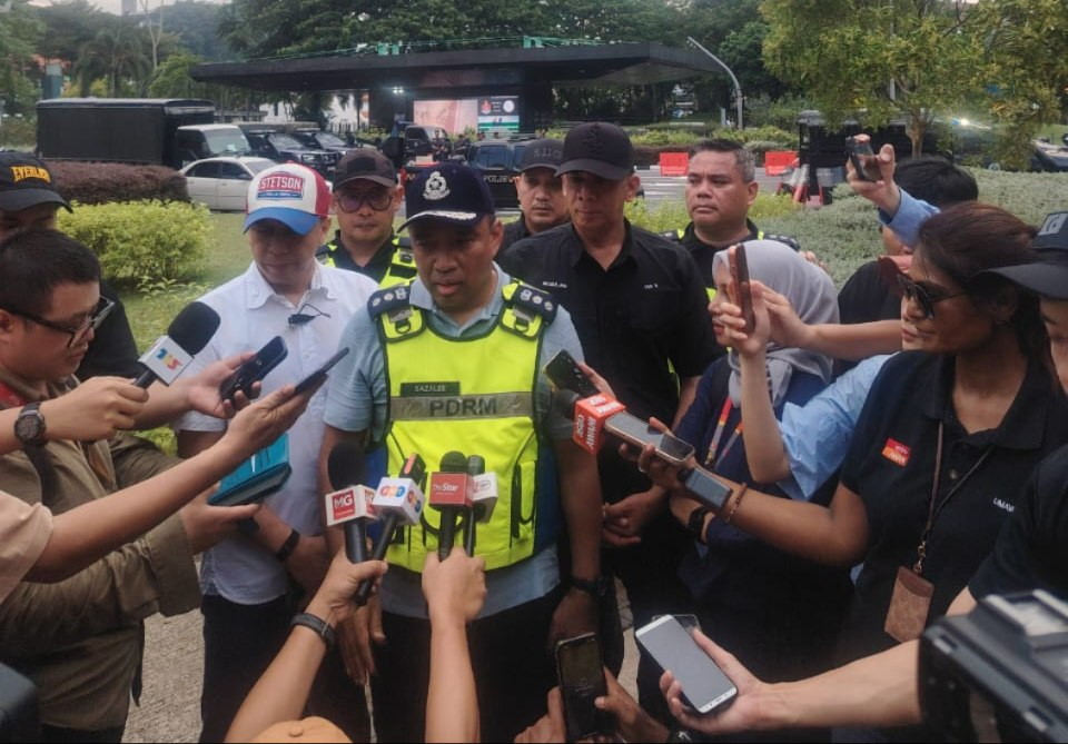 Police on the hunt for fireworks culprit after 'Tangkap Azam Baki ...