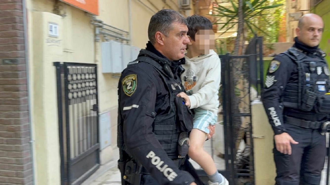 Σοκ στη Θεσσαλονίκη: Παιδί μόνο του σε μπαλκόνι 6ου ορόφου πετούσε ...