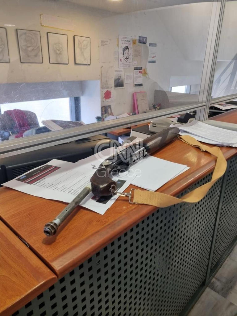 Επίθεση 89χρονου σε ΕΦΚΑ Κεραμεικού και Εφετείο - Πέρασε την κάνη της ...