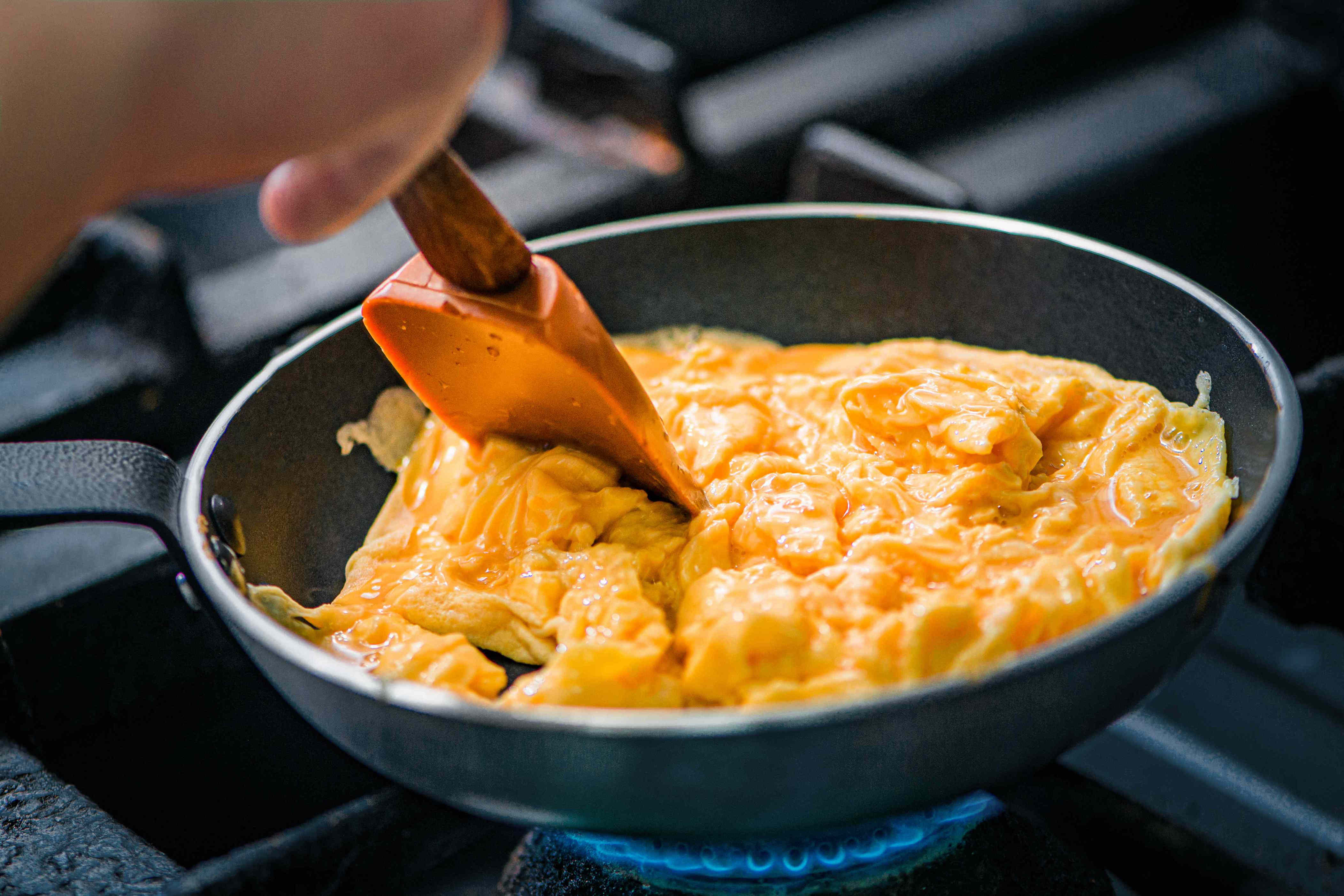 The only way I’m cooking scrambled eggs from now on (it’s genius)