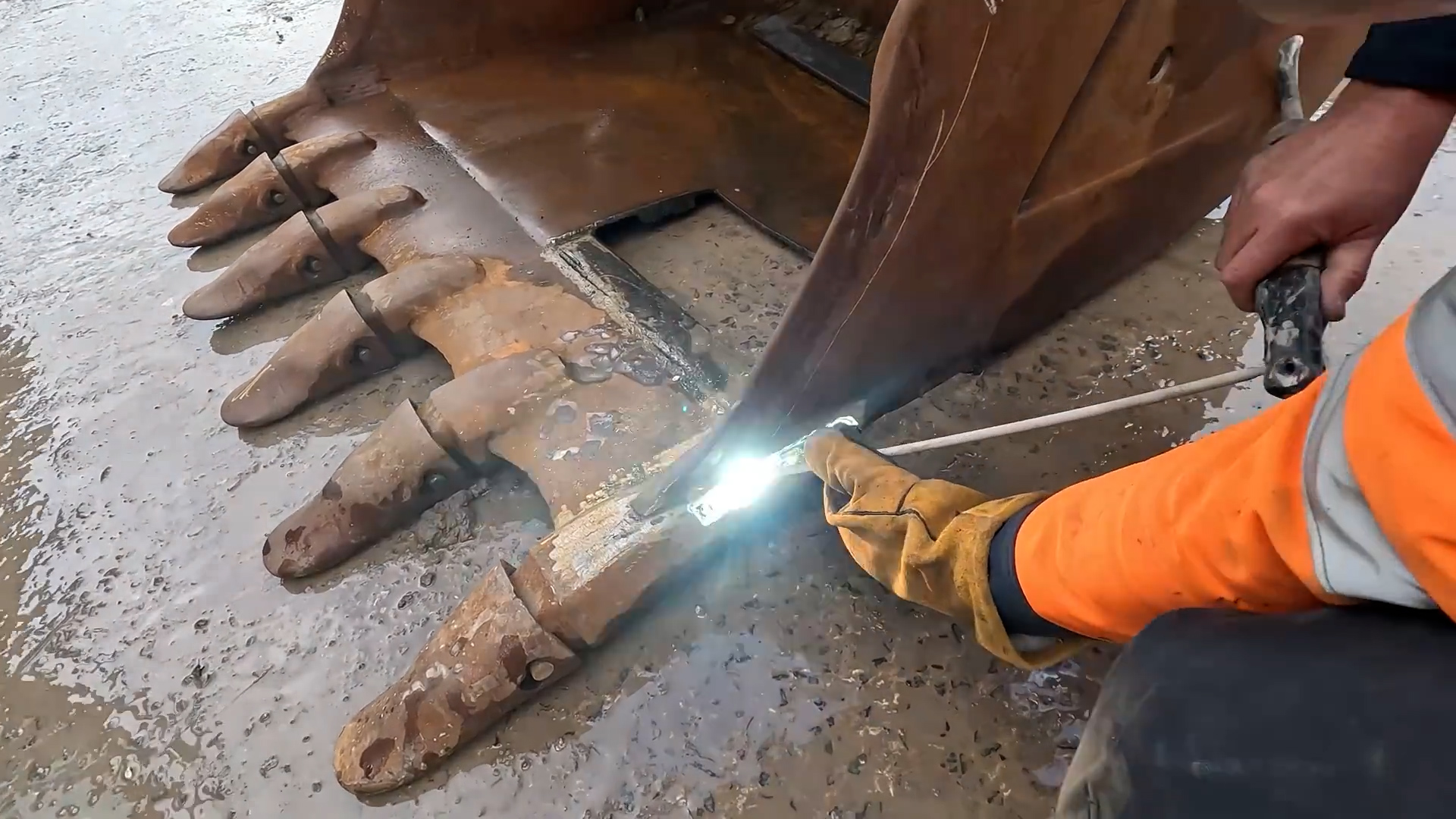 Excavator bucket tooth repair with precision welding