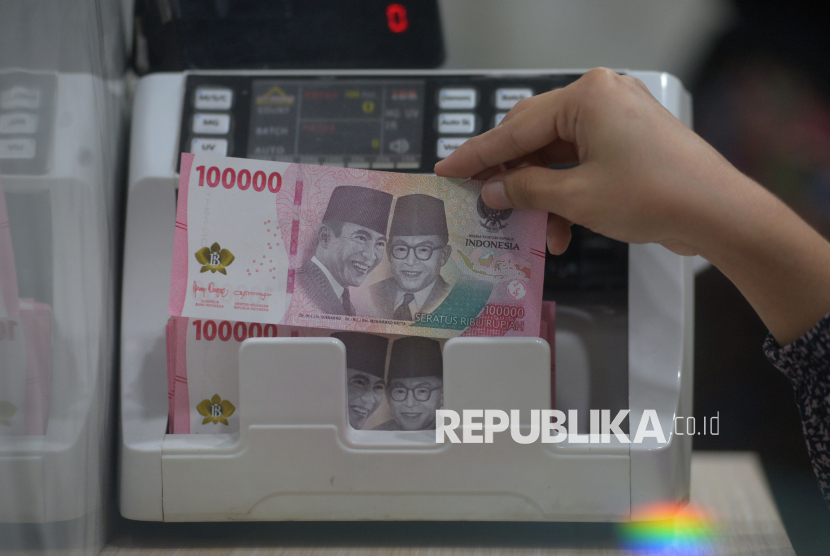 Rupiah mendekati Rp18.000 per dolar AS, ekonom: akibat menanggung ...