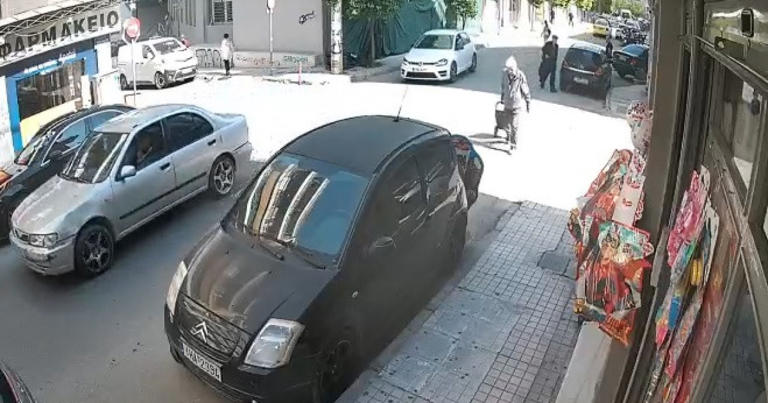 Η στιγμή που ο ένοπλος ρακοσυλλέκτης βγαίνει με την καραμπίνα από τον ...