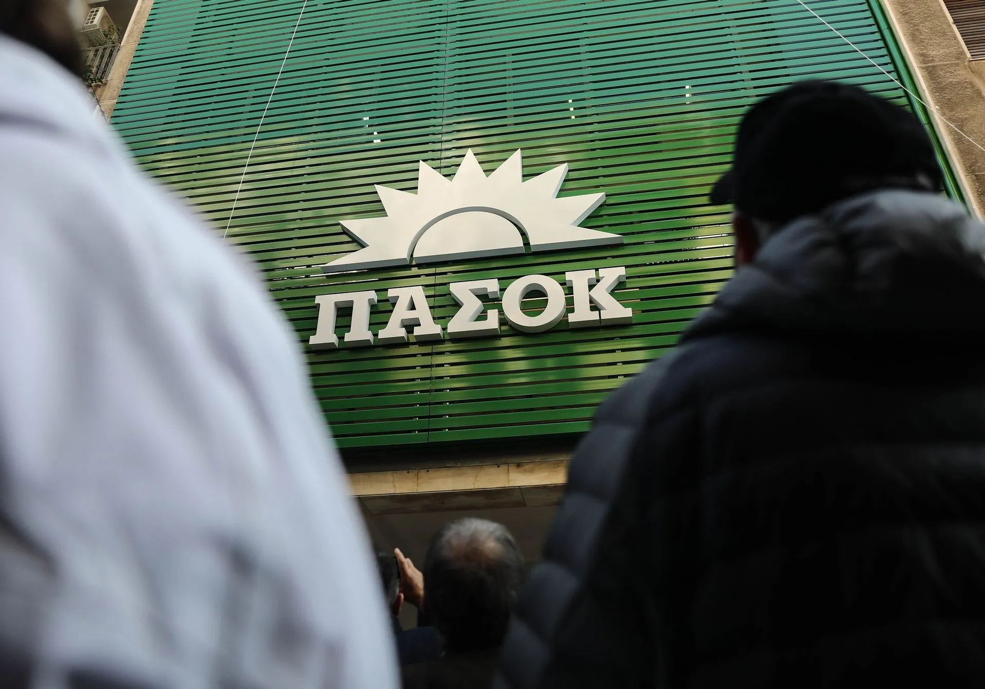 ΠΑΣΟΚ για πυροβολισμούς στην Αθήνα: «Βαριά πολιτική ευθύνη του ...