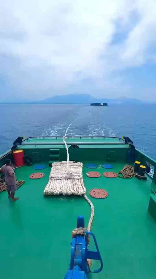 This is how a barge travels without its own engine