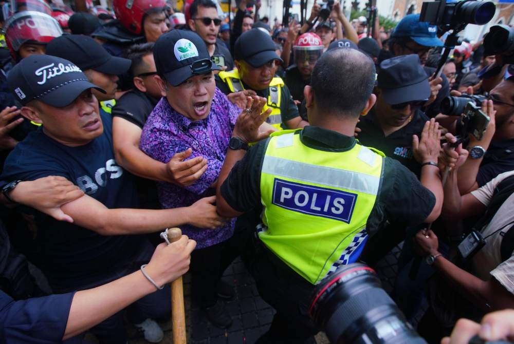 Rafizi steps in to defuse chaos as 'Tangkap Azam Baki' rally turns ...