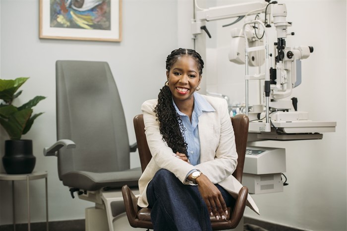 Hormones and screentime threaten professional women's eye health