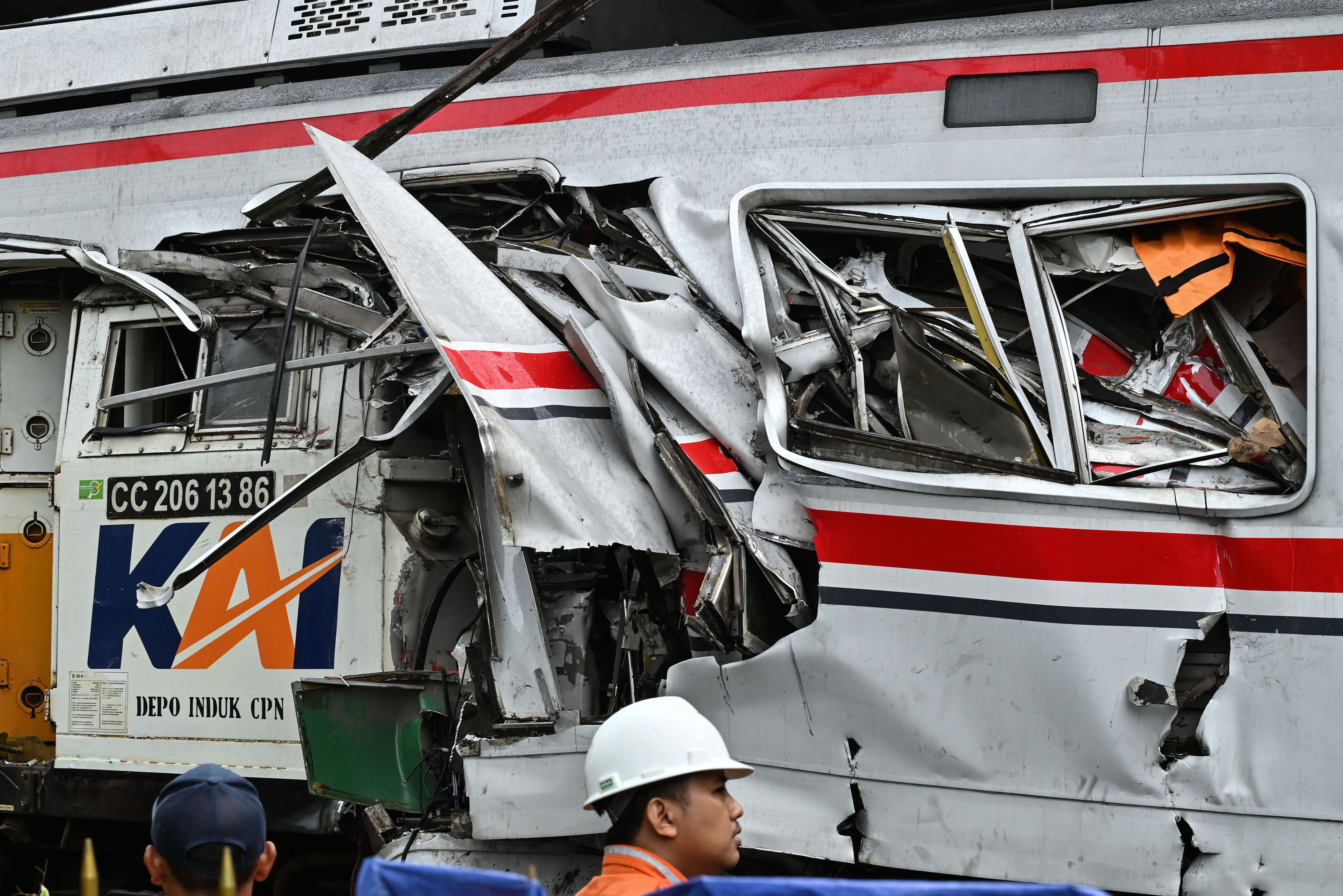 [Foto] Tabrakan KRL dan kereta api Argo Bromo di Stasiun Bekasi Timur
