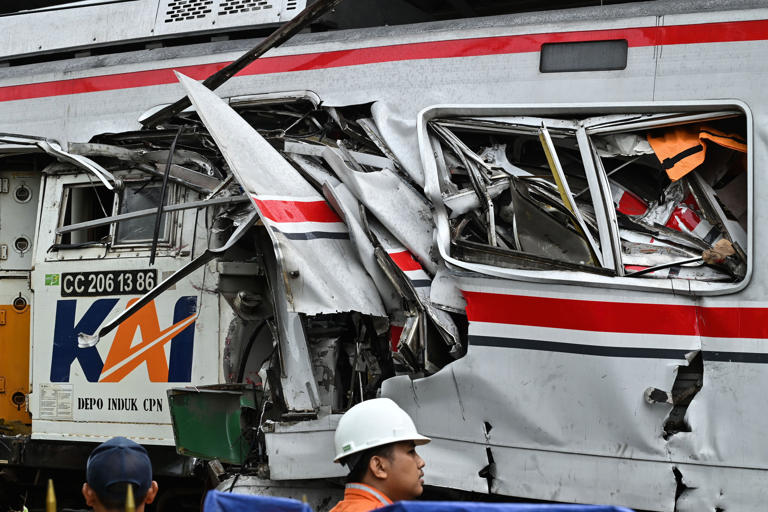 Investigasi kecelakaan KRL Bekasi: masinis terima sinyal hijau tapi ...