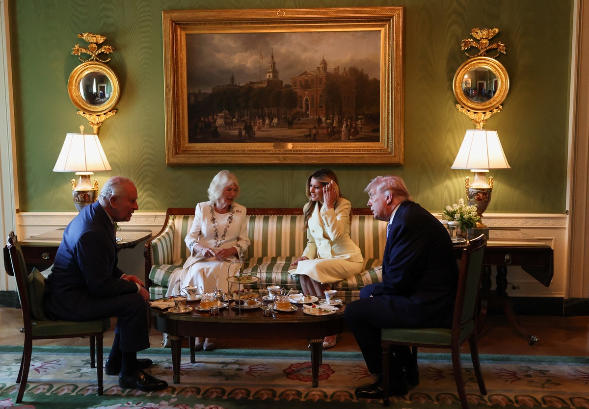 Donald Trump meets King Charles over cup of tea: King and Queen sit ...