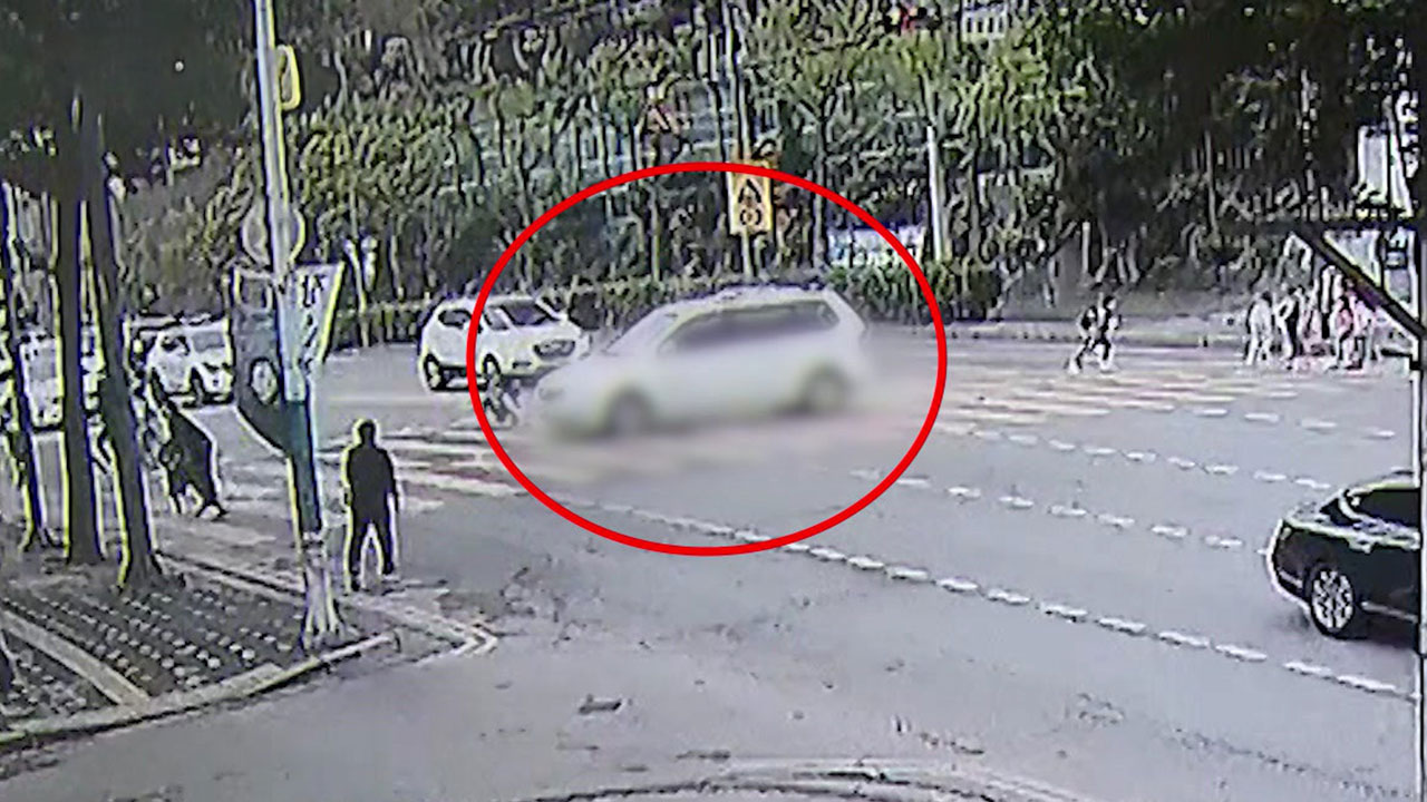 등굣길 아이들의 비명…끝내 숨진 경비원