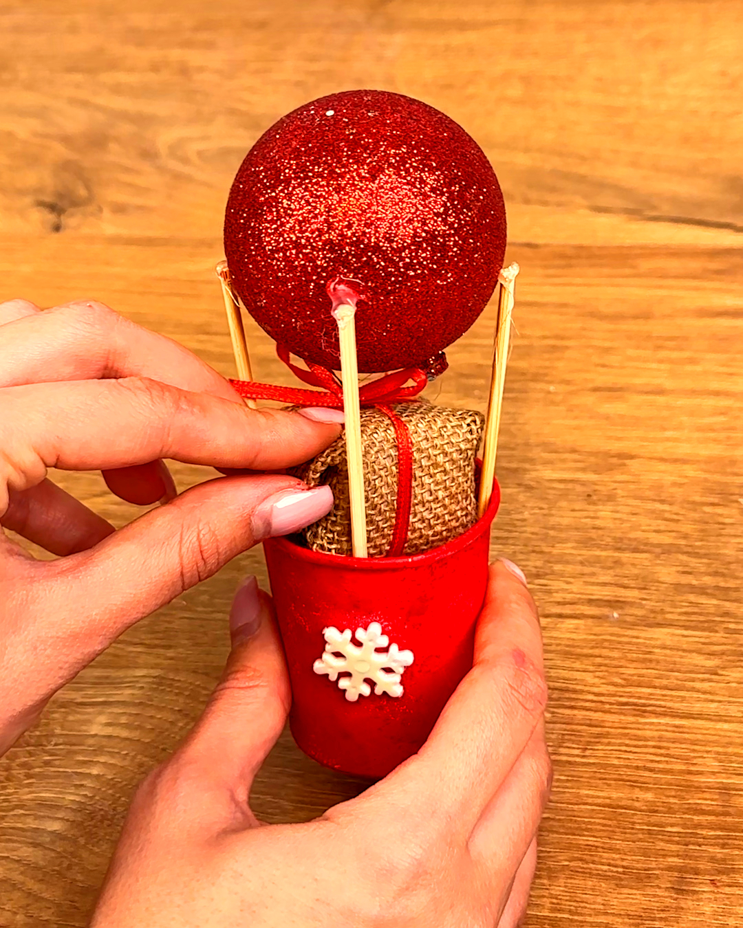 Hazlo tu mismo: Globo de aire caliente festivo como decoración navideña
