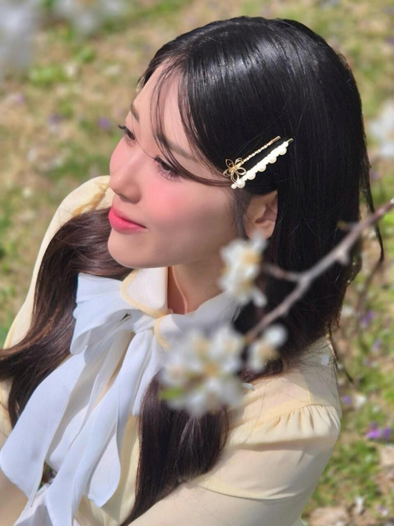 윤서령, 꽃길 배경으로 포근한 분위기 연출
