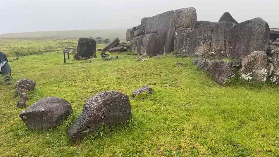 1,000 statues, 20 feet buried - something doesn’t add up