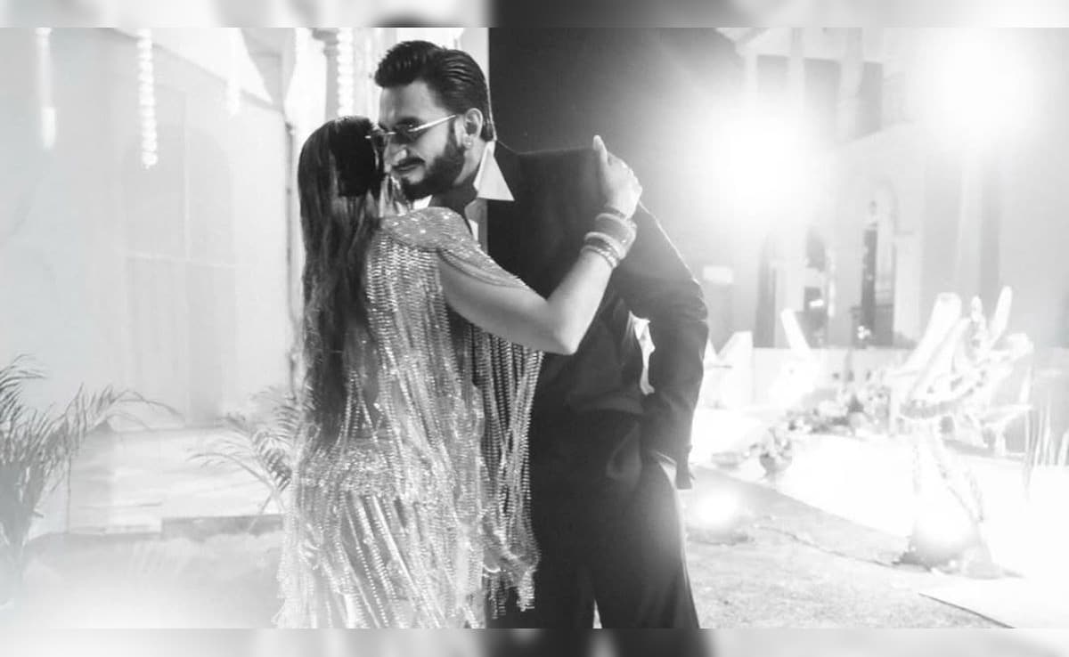 Dhurandhar 2 star Ranveer Singh's pic hugging cousin Saumya Hingorani ...