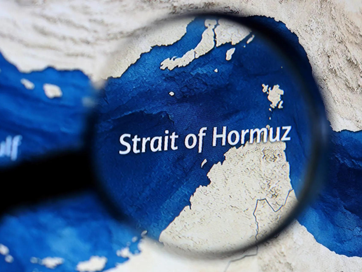 Russian superyacht stuns world by crossing the Strait of Hormuz: Who ...