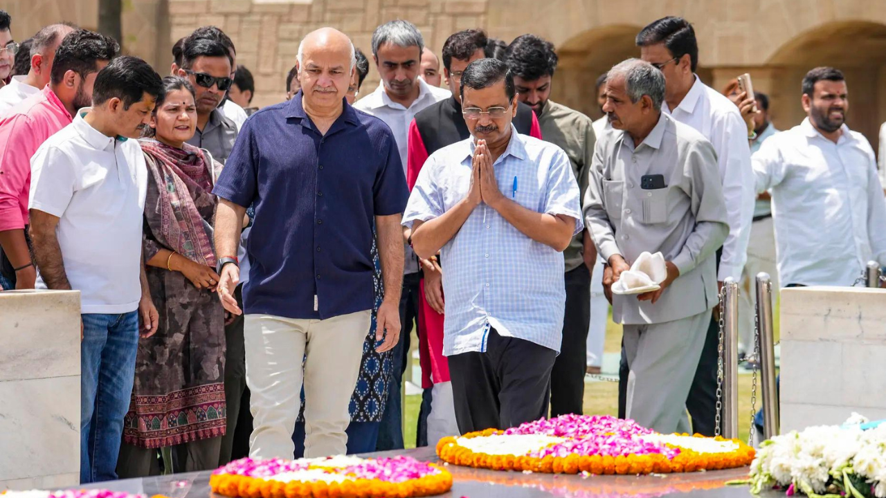 Kejriwal pays tribute to Mahatma Gandhi at Rajghat, reiterates ...