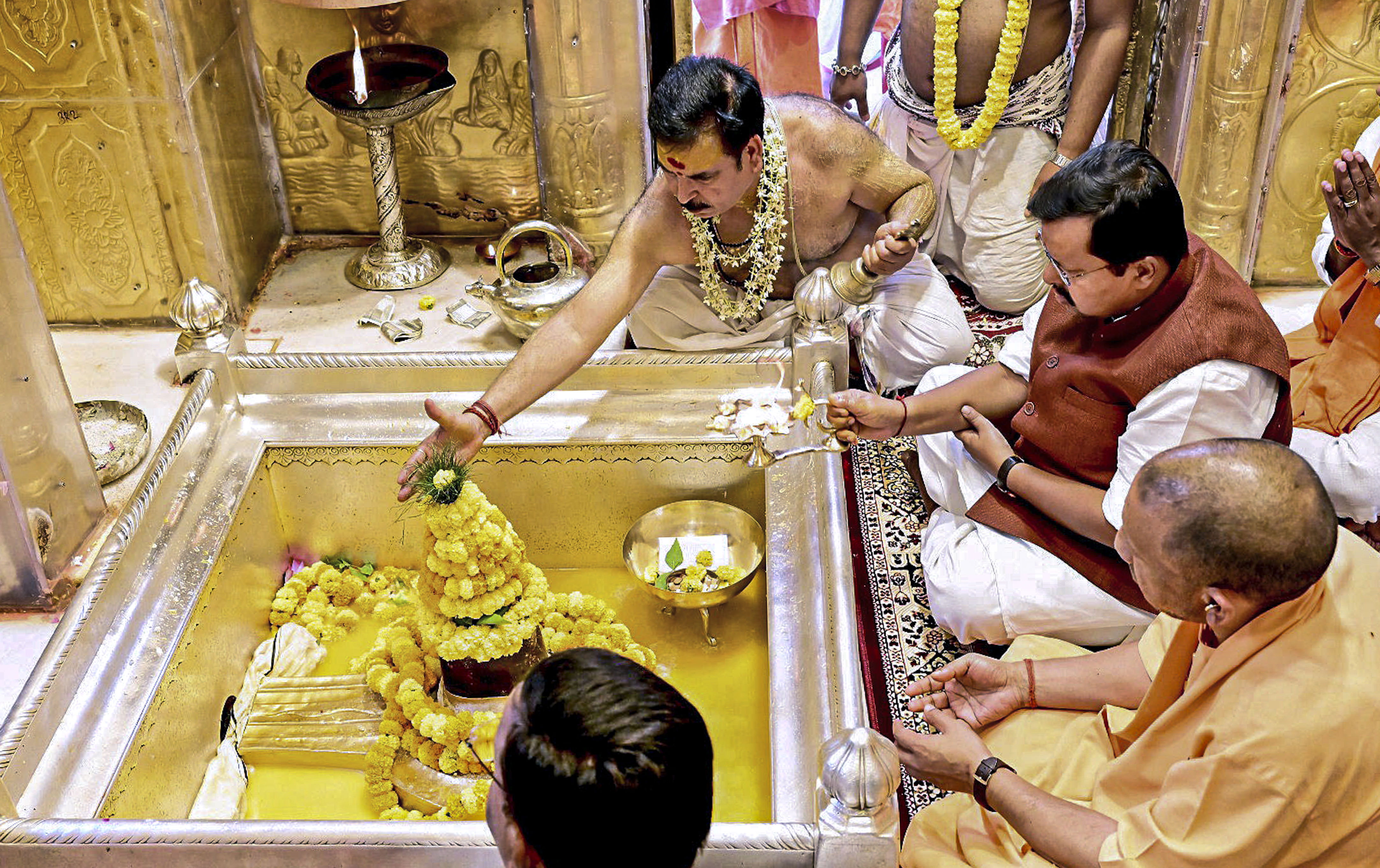BJP chief Nabin offers prayers at Kashi Vishwanath Temple with CM ...