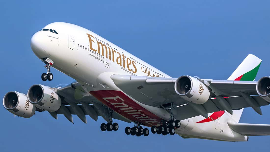 Doppelstock-Riese braucht drei Starlink-Antennen: Emirates Airbus A380 ...