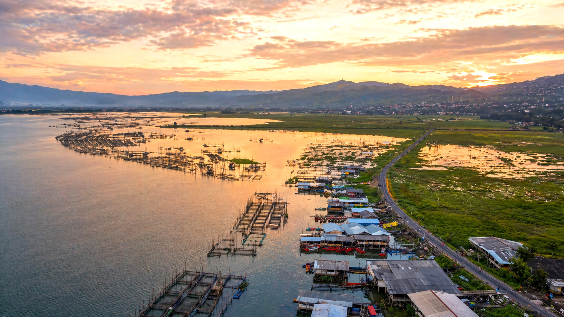 Pueblos flotantes sobre las aguas de Rawa Pening