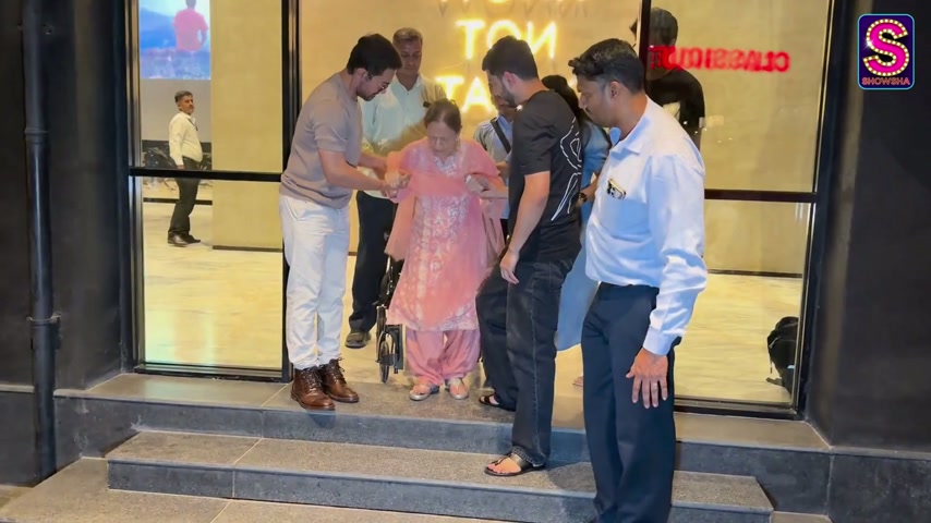 Aamir Khan makes rare appearance with mother & sister at son Junaid’s ...