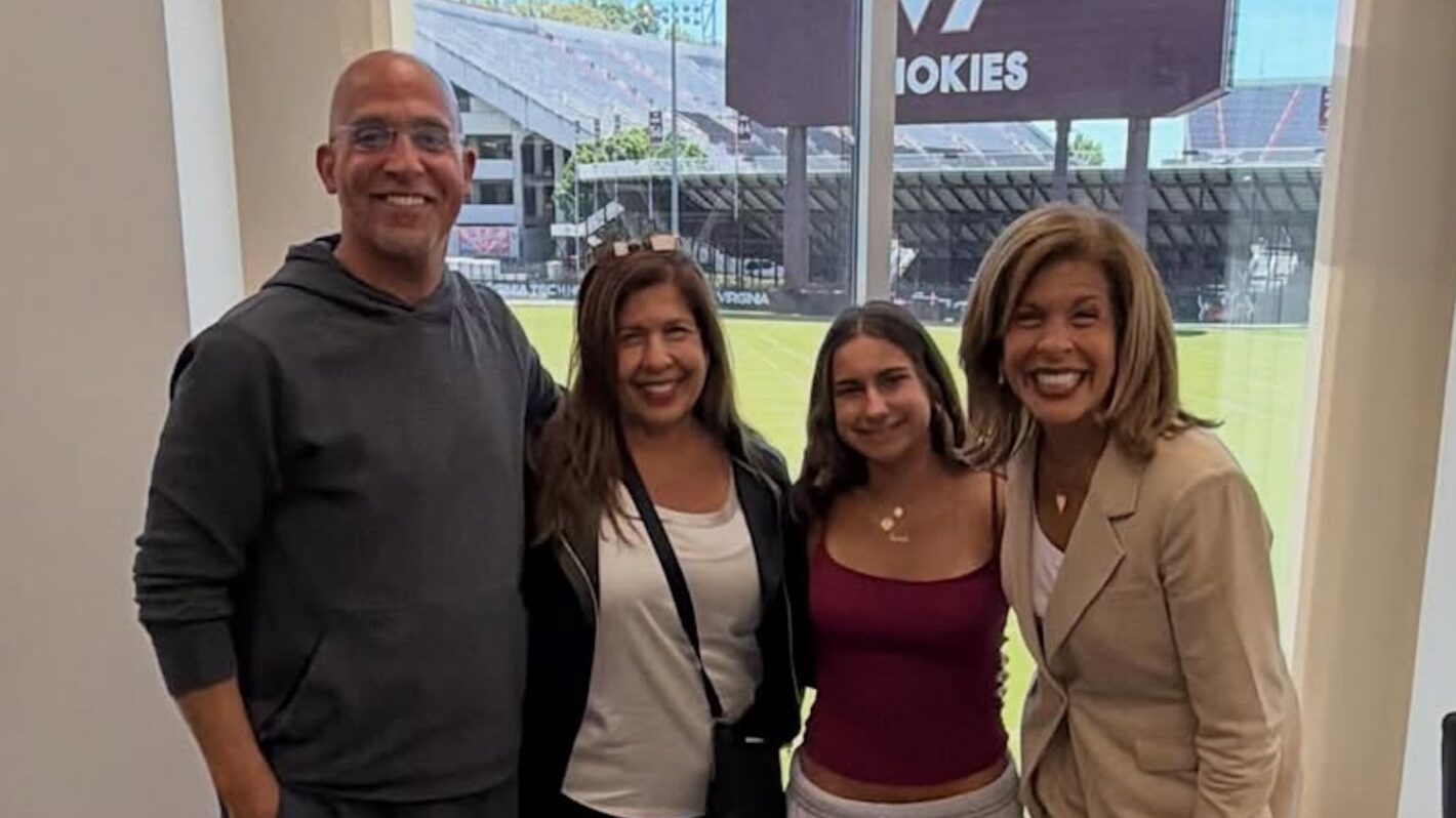 ‘Today’s’ Hoda Kotb makes emotional trip with her sister & niece