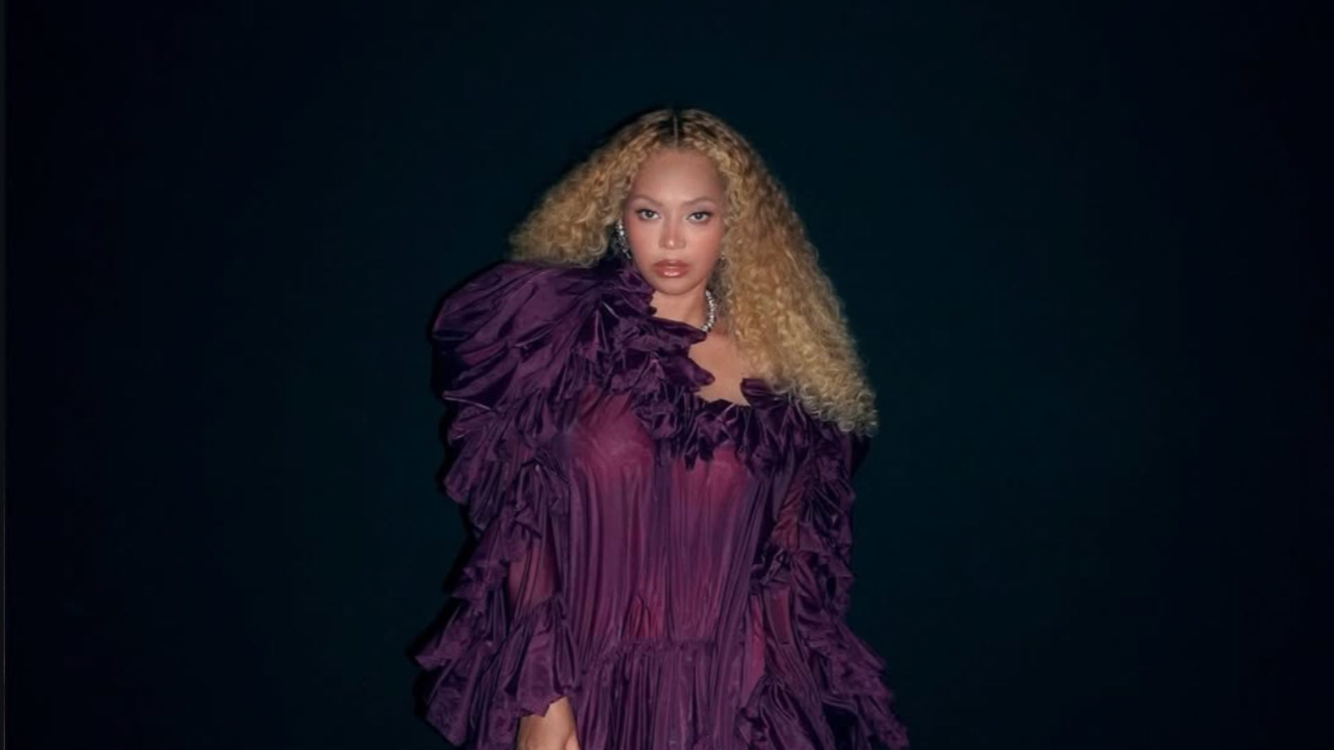 Singer Beyoncé makes a bold fashion statement with this unconventional ...
