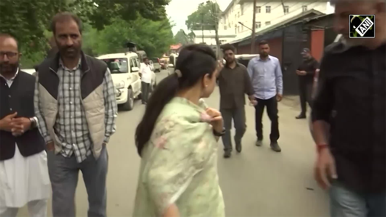 PDP leader Iltija Mufti clashes with police over Urdu language row