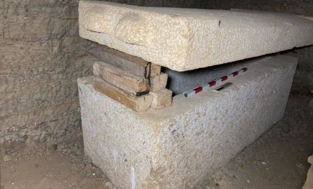 Archaeologists uncover a sealed tomb with a gold-covered mummy at the ...