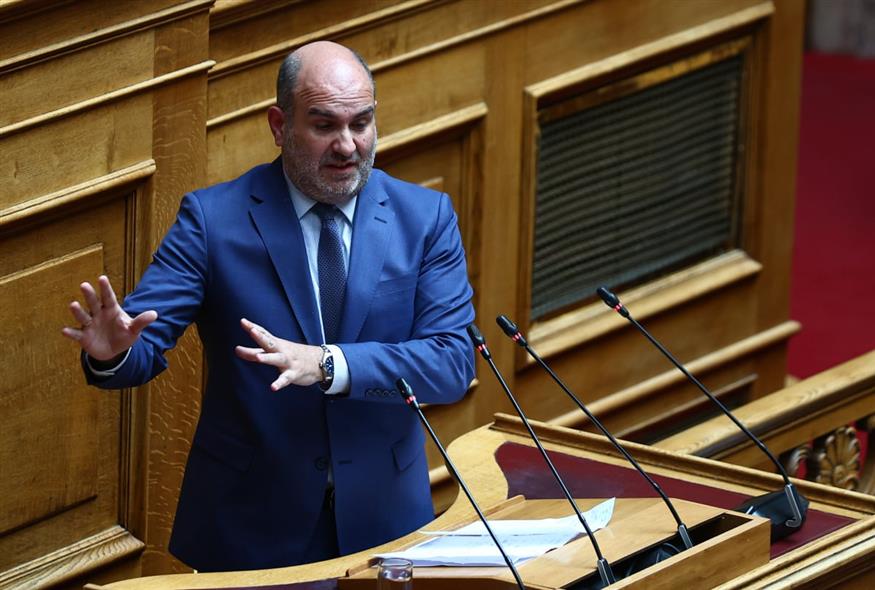 «Εκτροπή και με τη βούλα»: Στην Βουλή η αντιπαράθεση για τις υποκλοπές ...