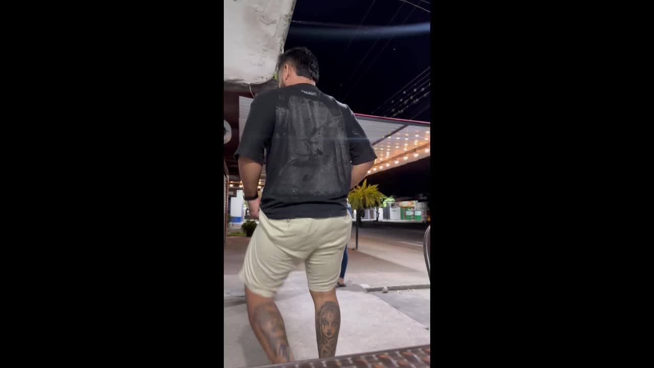 Couple rescues kitten from rooftop in Saravena, Arauca, Colombia