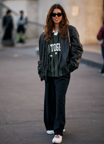Weder T-Shirt noch Bluse: Dieses sporty Oberteil lieben die Modeprofis ...